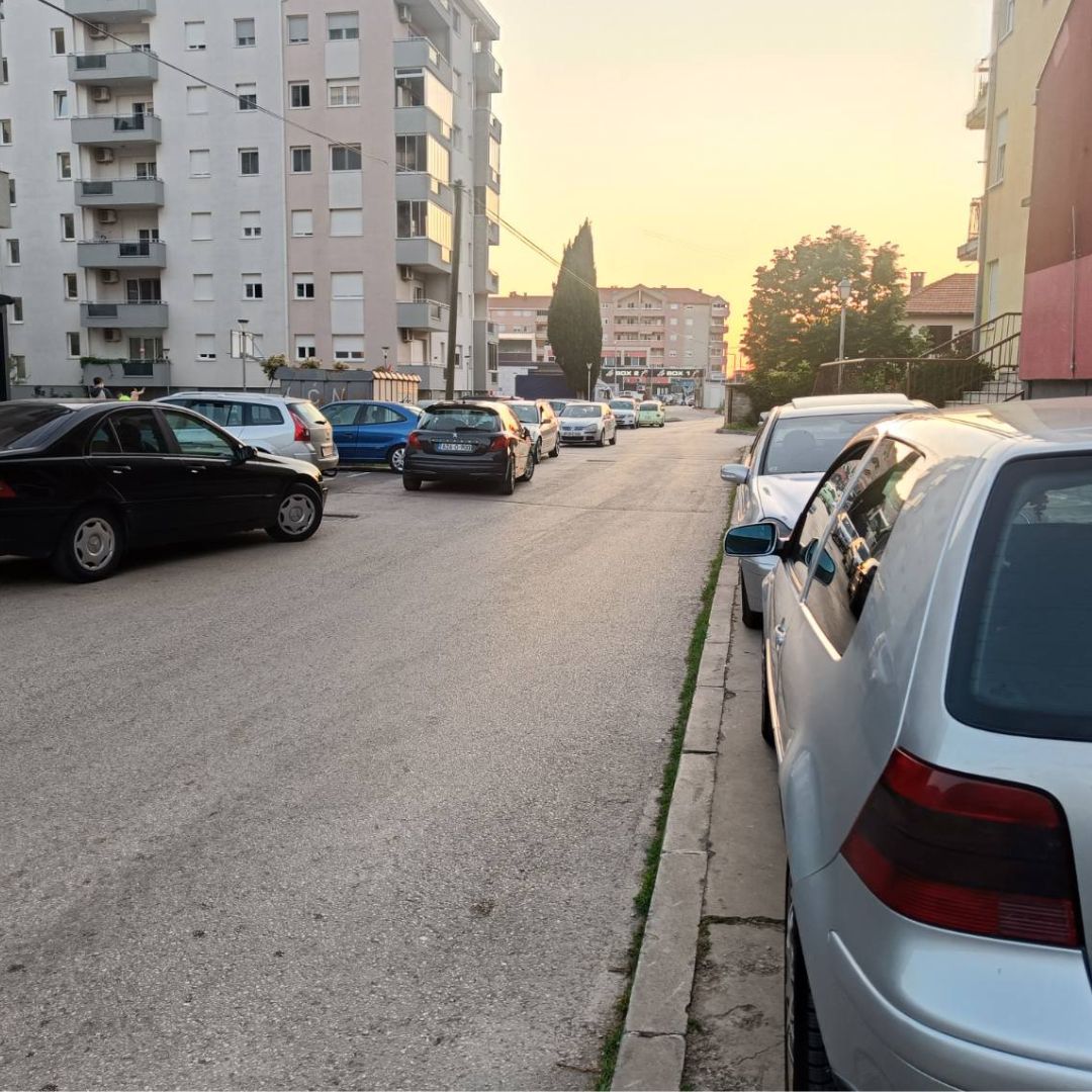 FOTO/ Trotoari pod točkovima: Divlje parkiranje guši Trebinje | Trebinje Danas